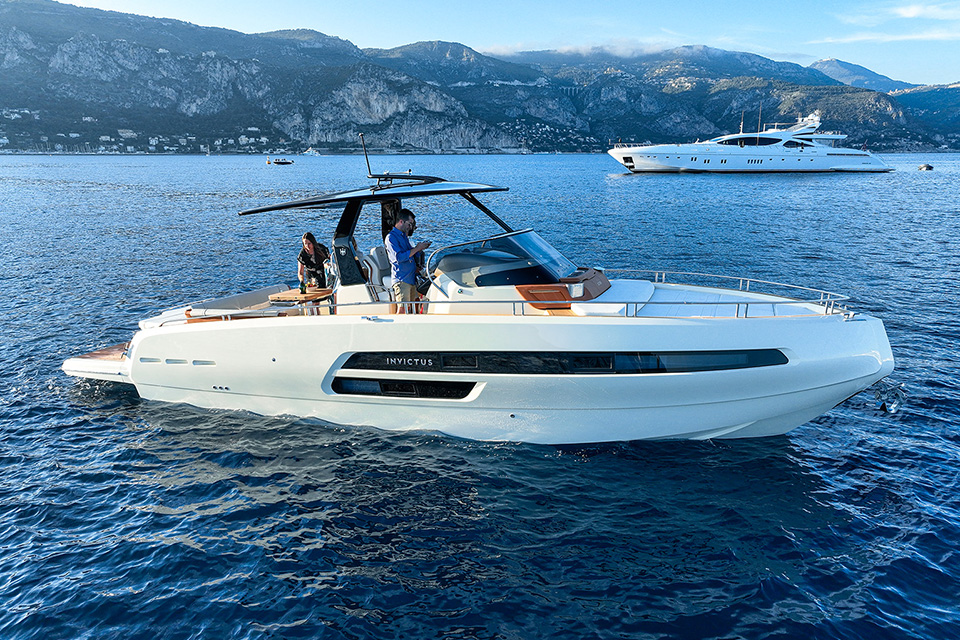 Invictus Yacht GT370 - Beaulieu Marine
