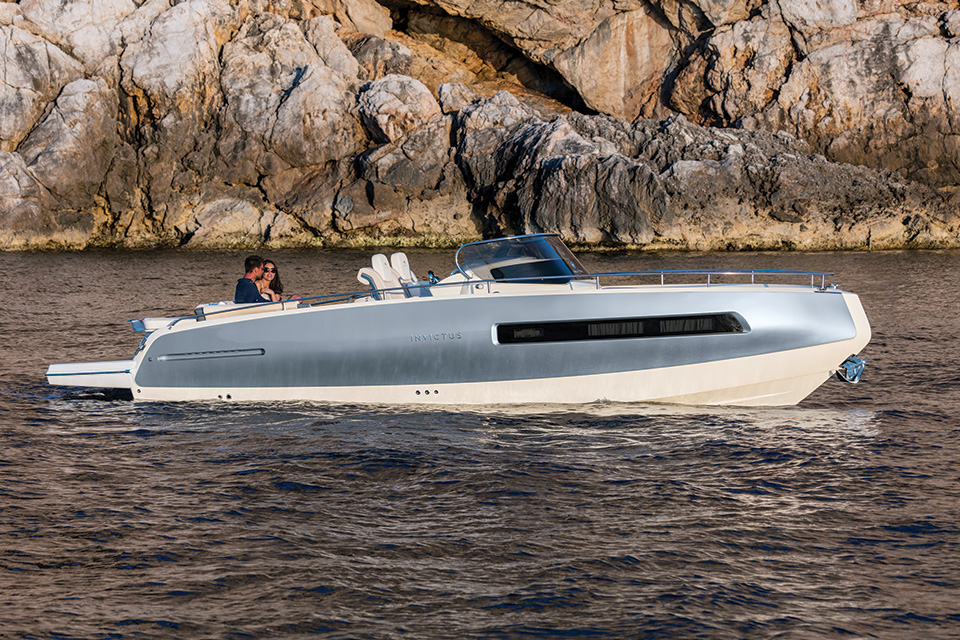 Invictus Yacht GT280 for rent - Beaulieu Marine